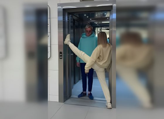 Elevator Antics: Hilarious Moments Caught on Camera - Page 4 of 25